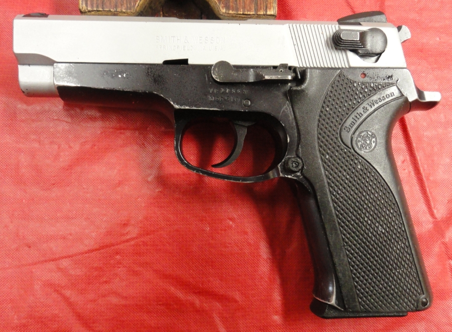 Pictures: Smith & Wesson Model 910 9mm Semi Auto Pistol - 11950402