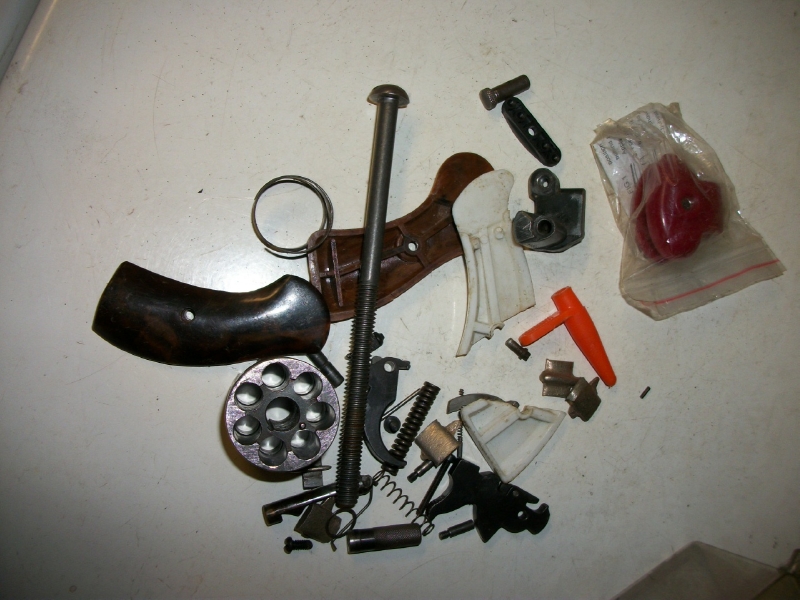 Pile Of Gun Junk For Sale at GunAuction.com - 10846834