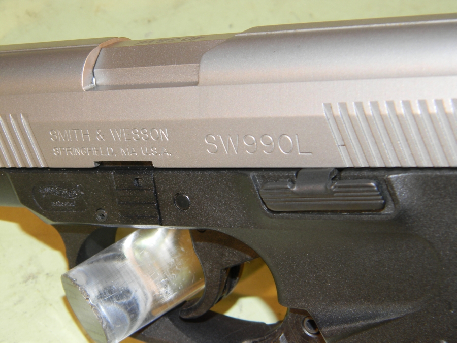 Smith & Wesson Mod Sw990l 40 Cal Night Sights For Sale at GunAuction ...