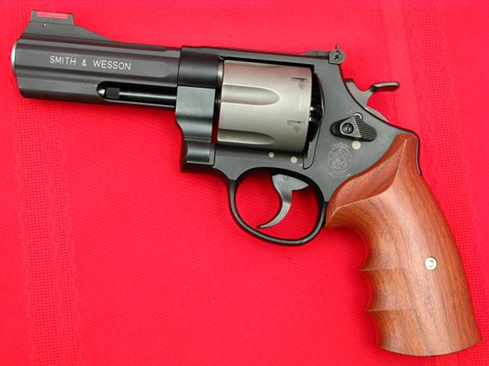 Smith & Wesson - Model 329pd Airlite Sc....Ultra Light .44 Magnum...As ...